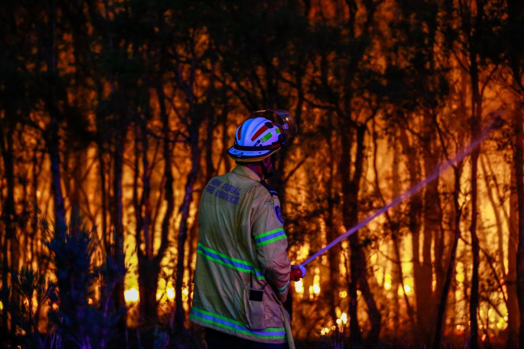 Roads closed as Milsons Gully bushfire continues to expand - 98.1 Power FM